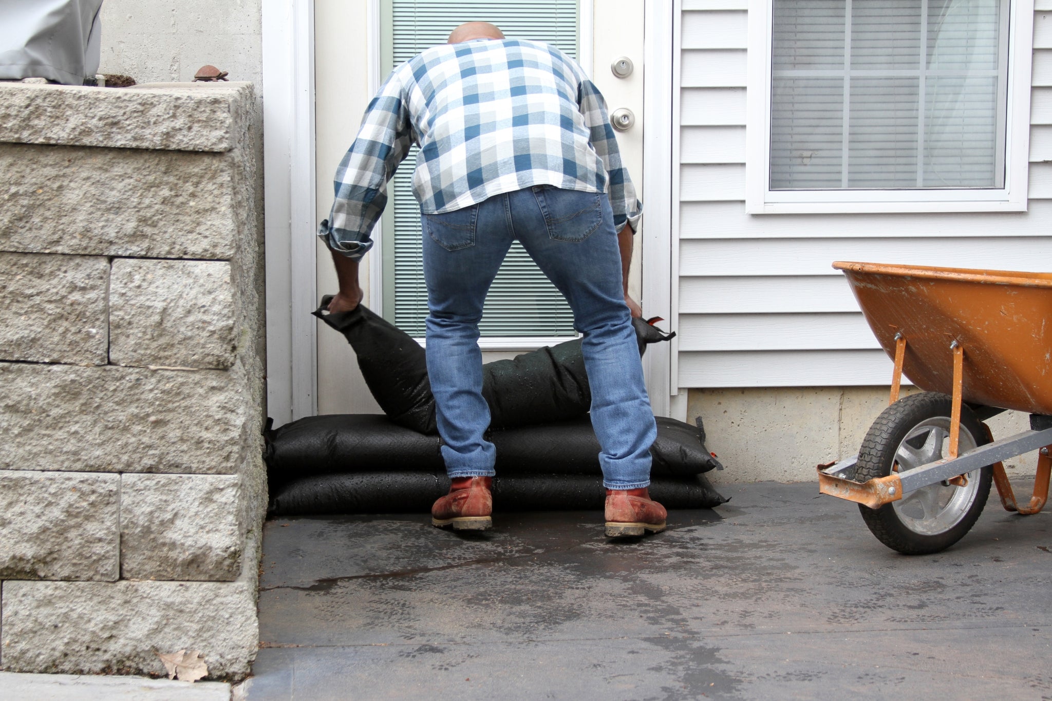 Traditional Sandbags vs. Quick Dam Flood Bags: The Smarter Sandbag Alt ...
